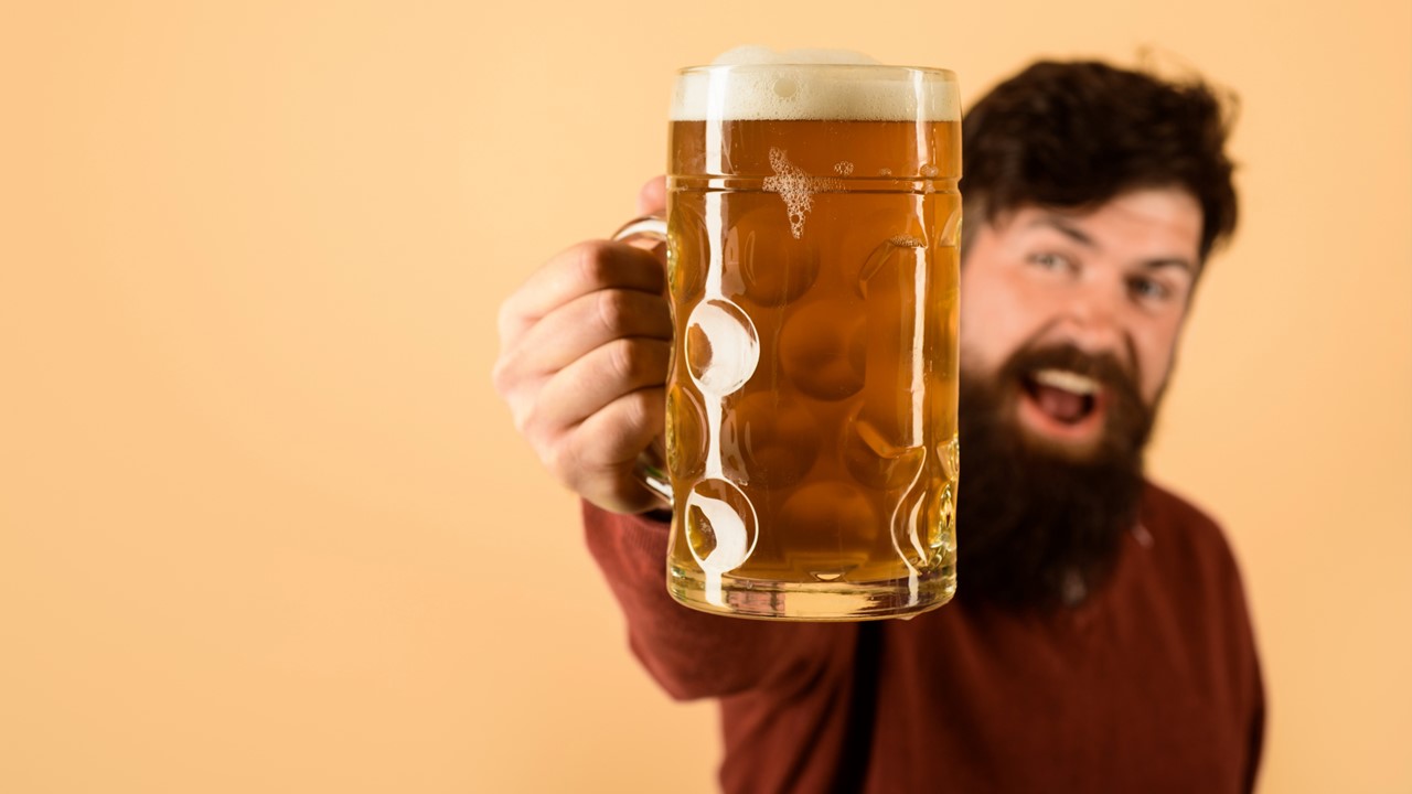 In welk Europees land betaal je het minst voor je dinertje met biertje ...