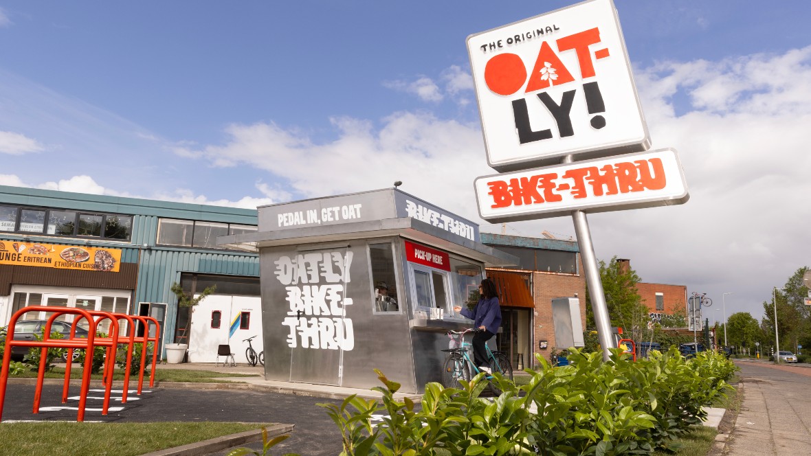 Oatly opent Bike-Thru in Amsterdam | MarketingTribune Bureaus