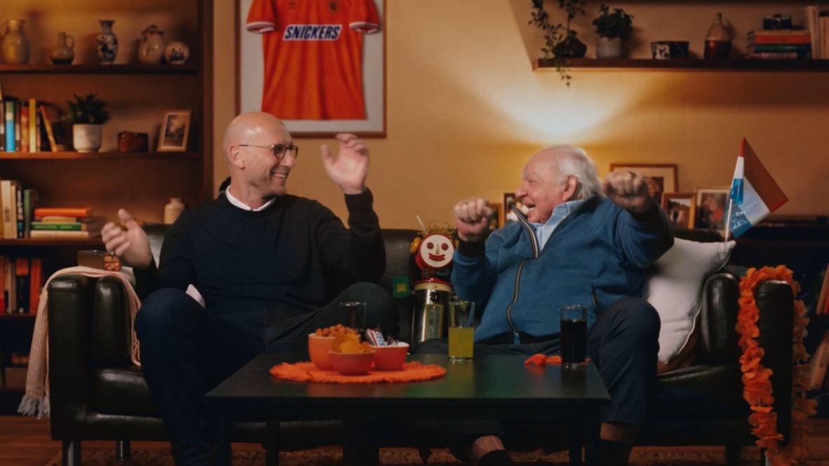Voetbalfans tot bedaren gebracht met remake klassieker Bassie en ...