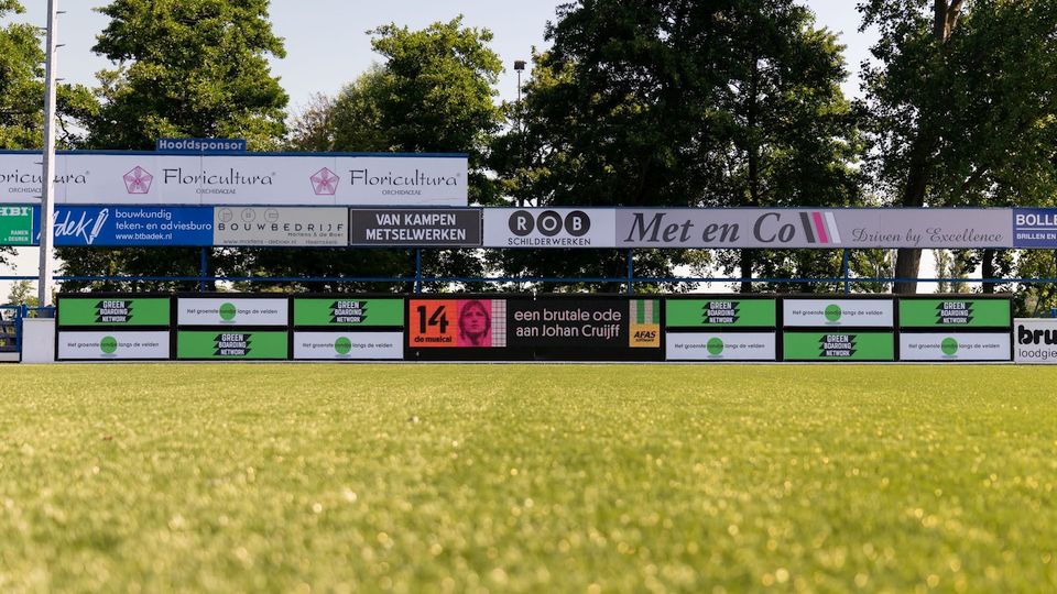 Reclameborden rond voetbalveld leveren energie en zuiveren lucht ...